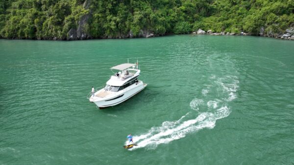 Jeanneau's Velasco 43F Yacht for Day Tour in Halong Bay