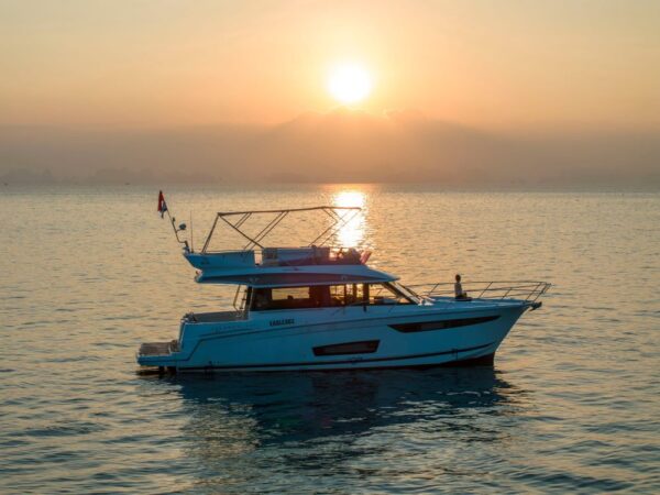 Jeanneau's Velasco 43F Yacht for Day Tour in Halong Bay