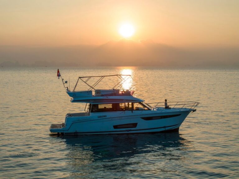 Jeanneau's Velasco 43F Yacht for Day Tour in Halong Bay